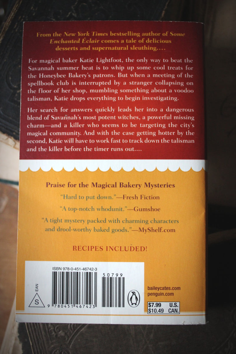 PAPERBACK Magic and Macaroons. – C L O V E N